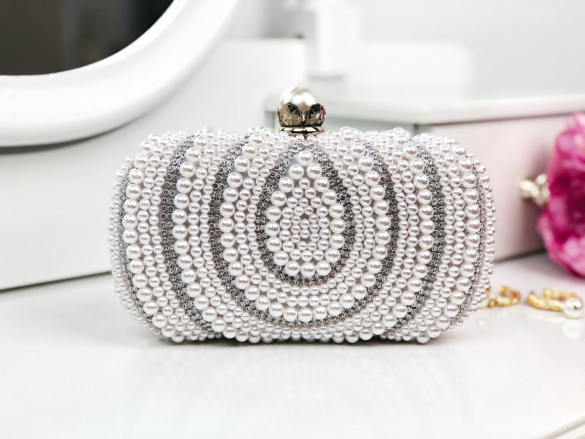 Poșetă clutch albă cu perluțe Eve – We Velvet
